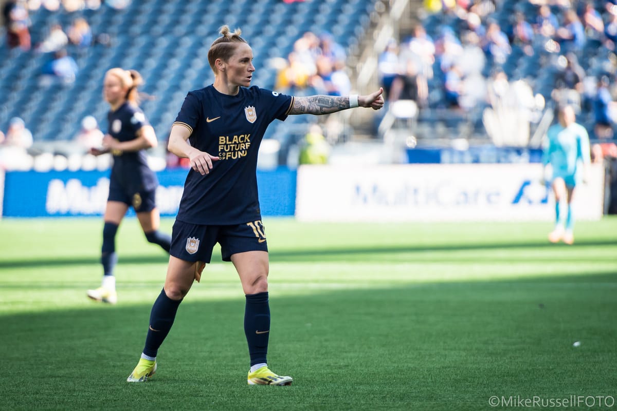 Jess Fishlock signs one-year contract with Reign